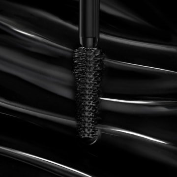 Magnetic fanned-out lashes with Panorama Mascara – L’Oréal Paris